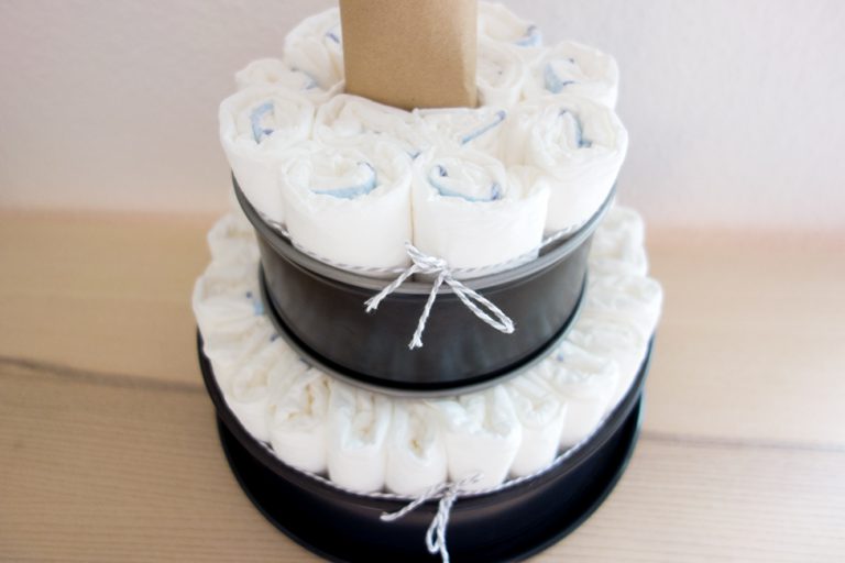 Eine Windeltorte selber machen: das perfekte Geschenk zur Geburt!