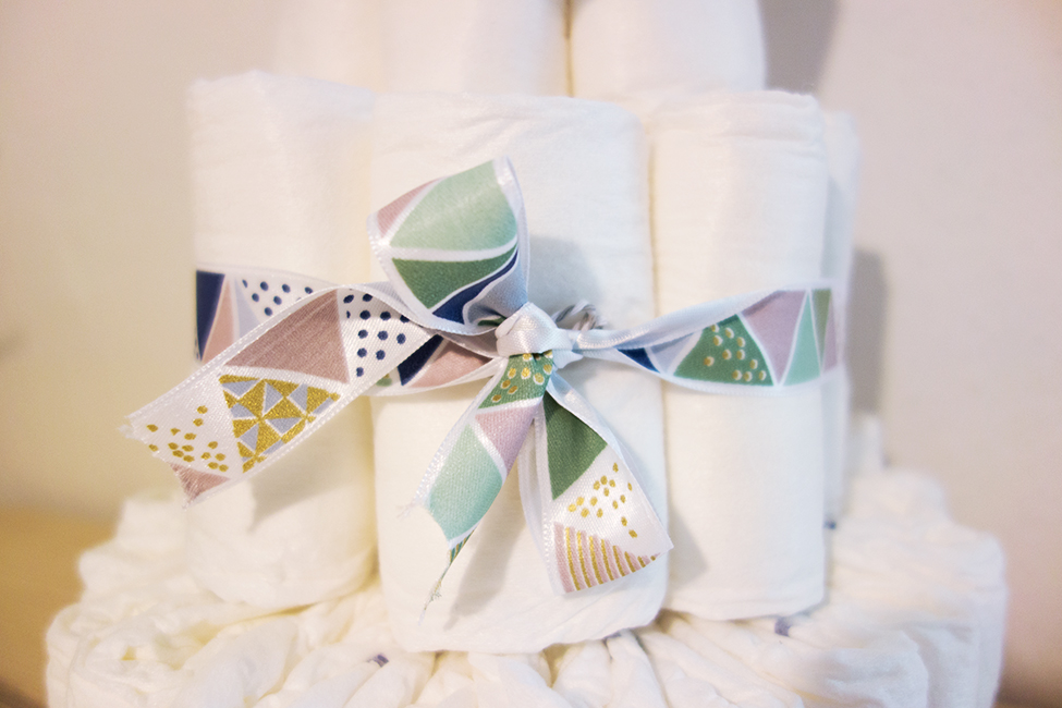 Eine Windeltorte selber machen: das perfekte Geschenk zur Geburt!