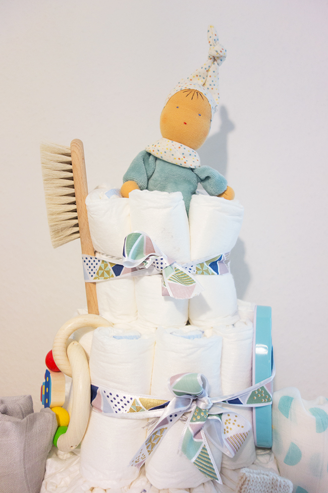 Eine Windeltorte selber machen: das perfekte Geschenk zur Geburt!