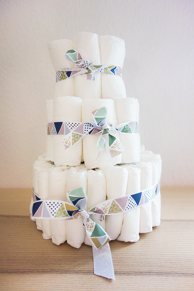 Eine Windeltorte selber machen: das perfekte Geschenk zur Geburt!