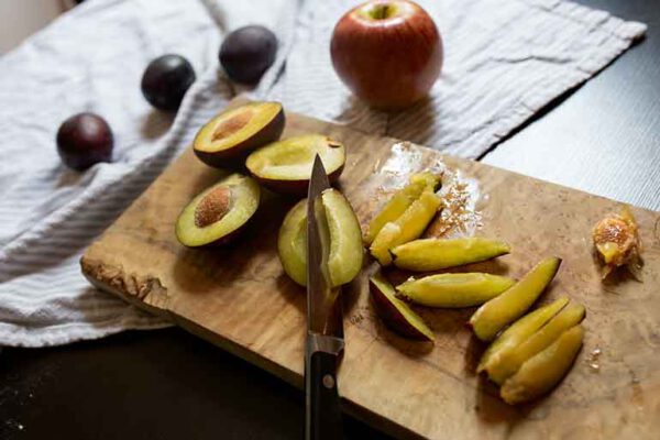 Rezept: Herbstlich fruchtige Apfel-Zwetschgen-Tarte mit Nüssen